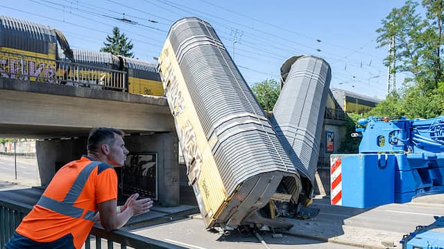 Wagons van goederentrein hangen over rand van brug in München | NU.nl