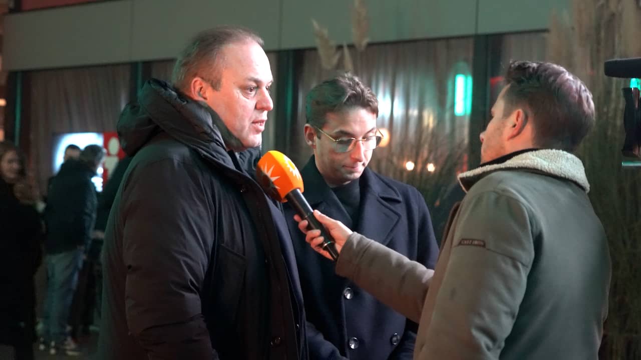 BN'ers bewijzen overleden zanger René Karst laatste eer | NU.nl