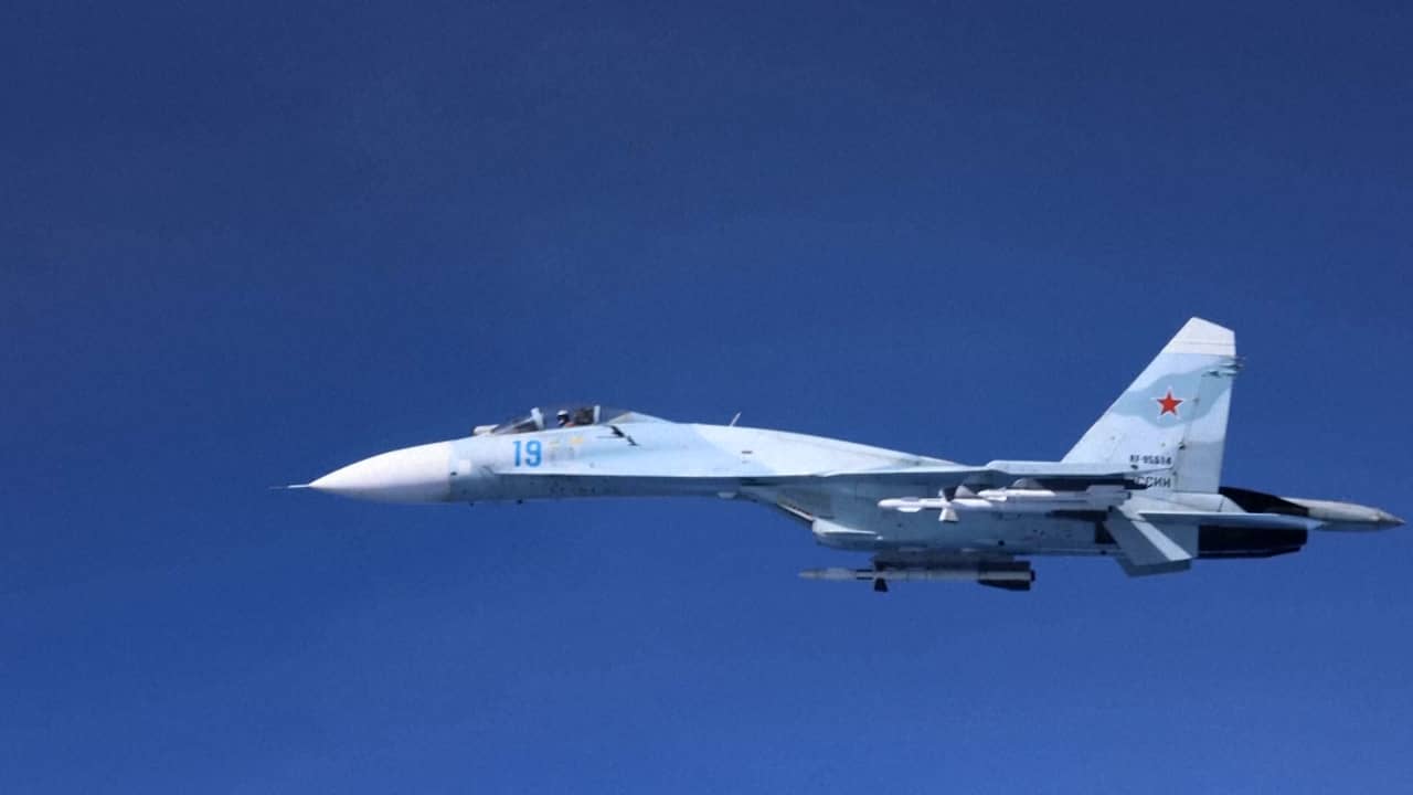 Russische straaljagers vliegen vlak bij Brits toestel boven Zwarte Zee ...
