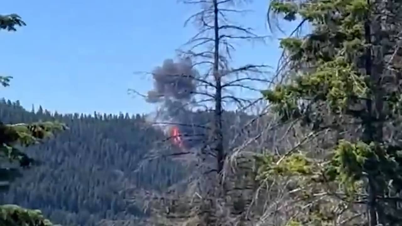 Gevechtsvliegtuig stort neer op berg en veroorzaakt bosbrand in VS | NU.nl