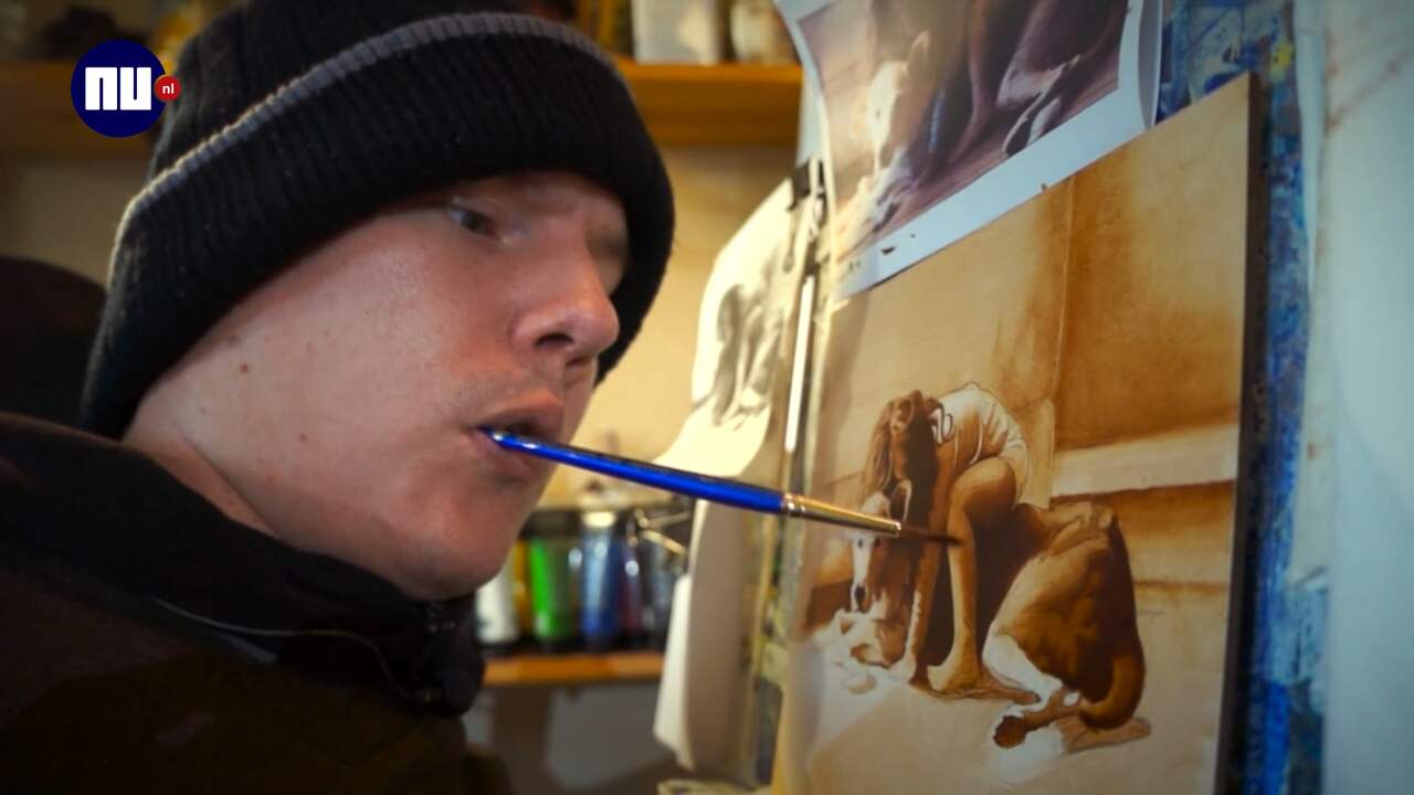 Verlamde man schildert met zijn mond | NU.nl