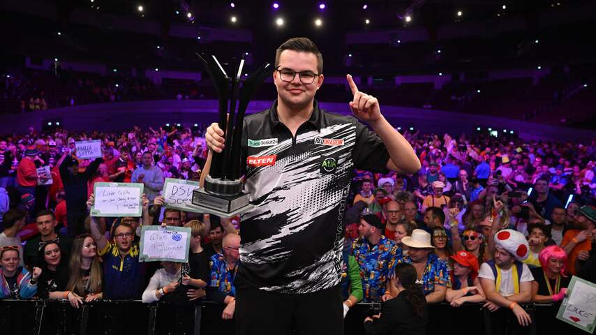 Van Veen pakt met snee in duim eerste grote dartstitel: 'Wilde niet ...