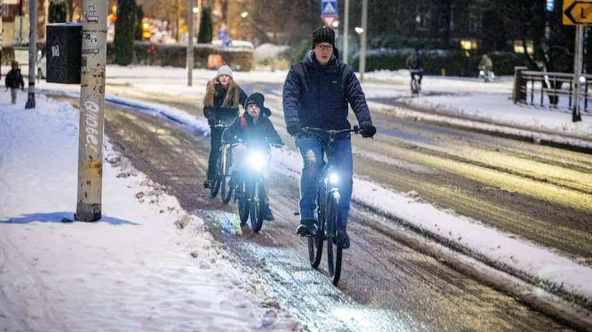 Code oranje in acht provincies door sneeuw, ook na spitspiek nog forse ...