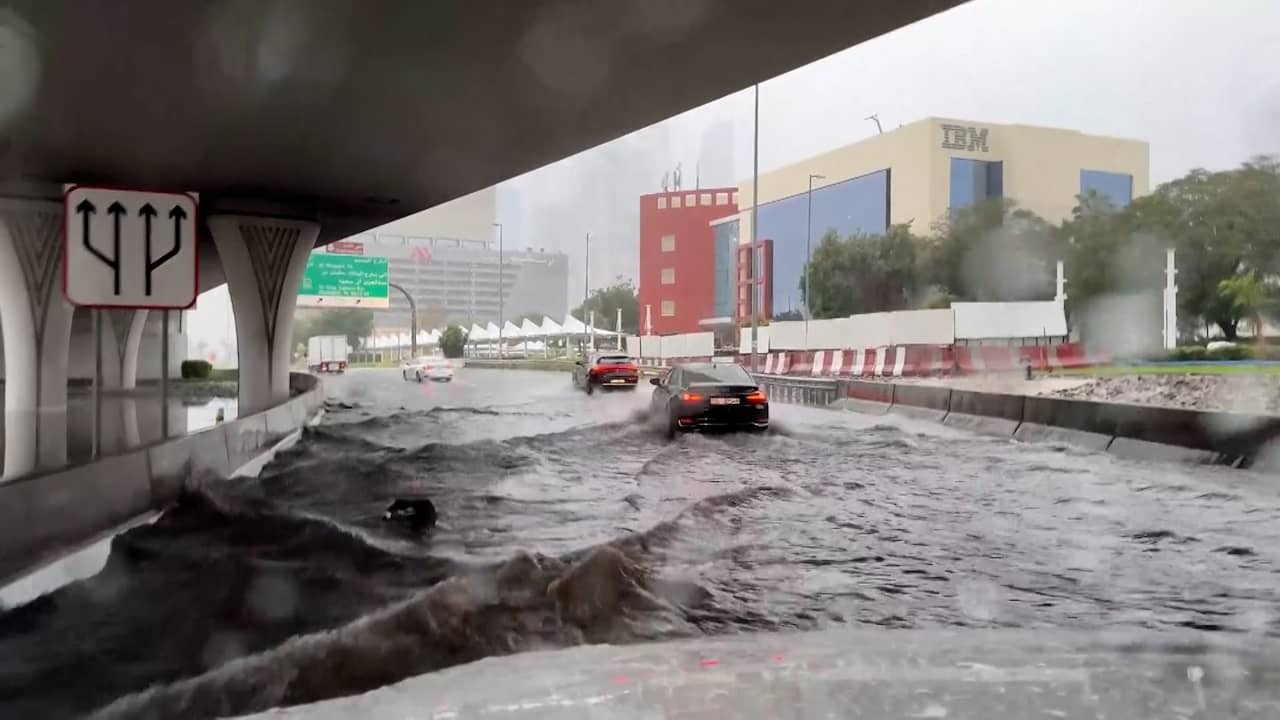 Water stroomt door straten na hevige regen in Emiraten | NU.nl