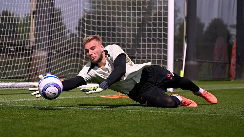 Ajax bevestigt eerste zomertransfer en huurt keeper Vítezslav Jaros van ...