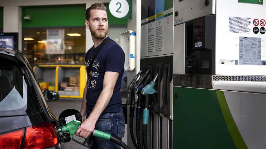 Prijzen aan de pomp dalen verder na val van olieprijs | Economie | NU.nl
