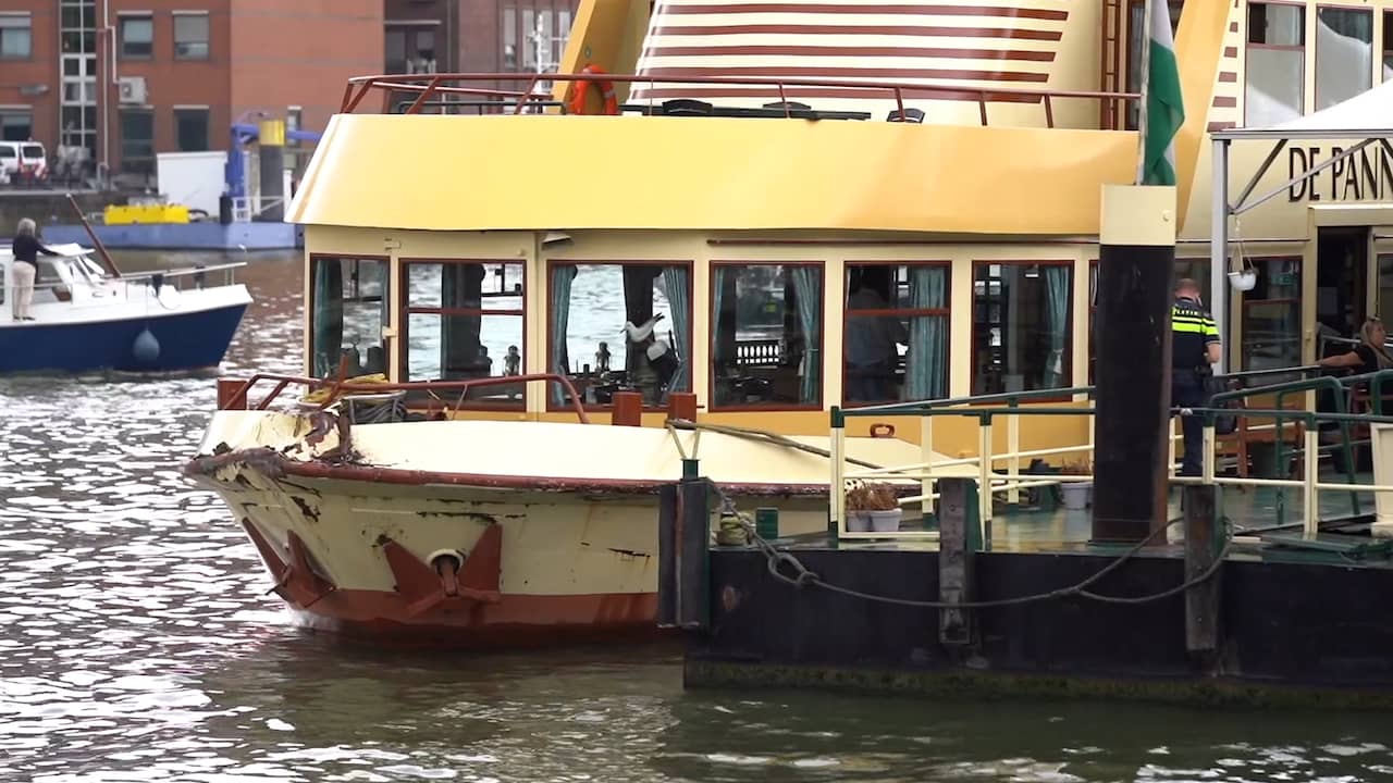 Boeg Pannenkoekenboot beschadigd na harde klap tegen kade | NU.nl