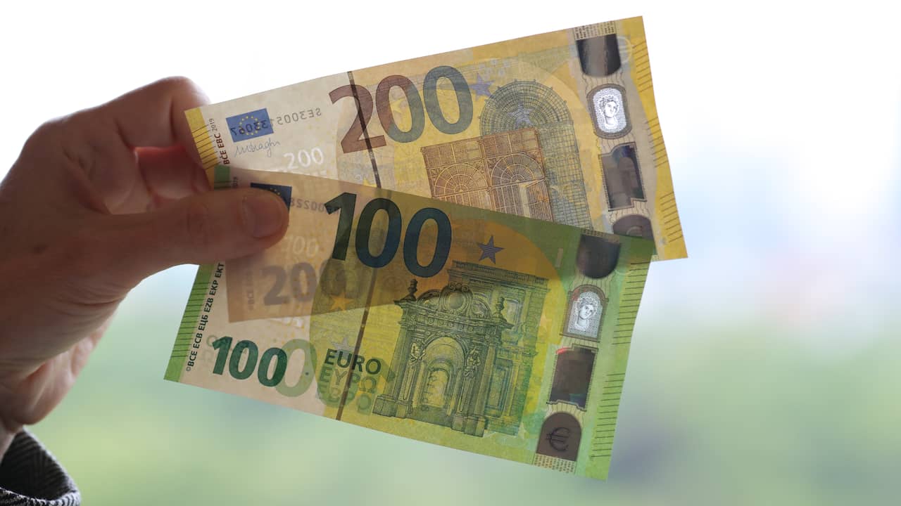 Nieuwe biljetten van 100 en 200 euro vanaf dinsdag in omloop | Economie ...