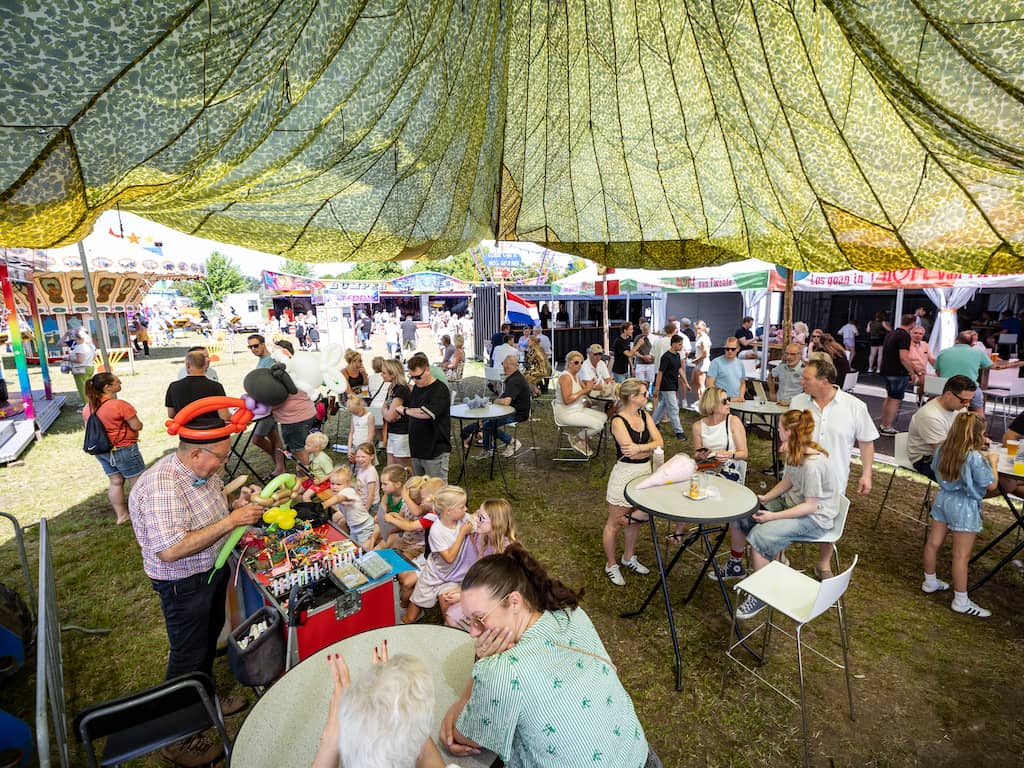 Van bootje tot hangmat: Nederland geniet van zonnig Pinksterweekend ...