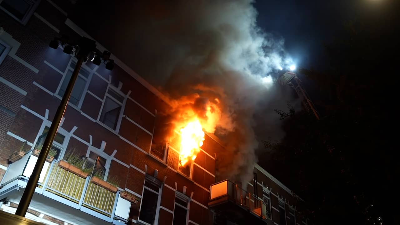 Vlammenzee verzwelgt Rotterdams pand tot twee keer toe | NU.nl