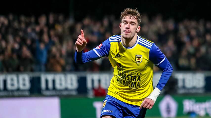 Feyenoorder Walemark tekent in Polen, Go Ahead strikt Cambuur-spits ...