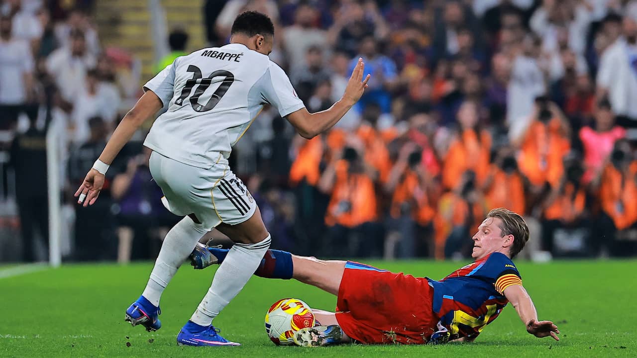 De Jong krijgt rood na harde overtreding op Mbappé in Spaanse supercup ...