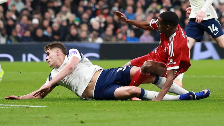 Slot baalt stevig van zware blessure Isak: 'Tackle Van de Ven was roekeloos' | Voetbal | NU.nl