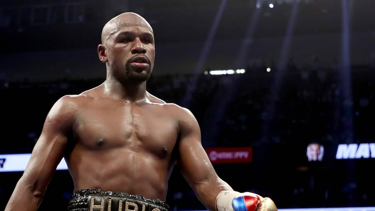 Mayweather (48) keert na bijna tien jaar terug in ring voor officieel ...