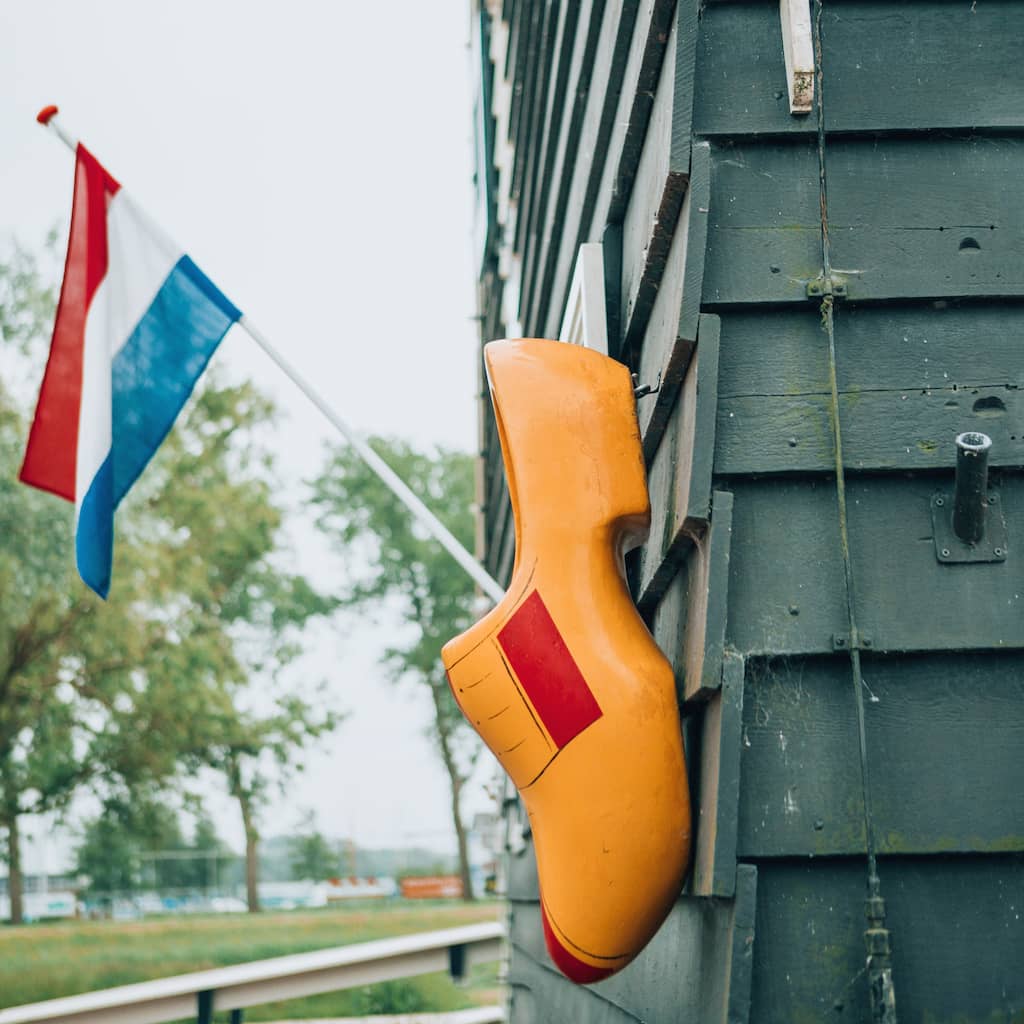 Wanneer mag de vlag uit en krijg je een boete als-ie op de kop hangt ...