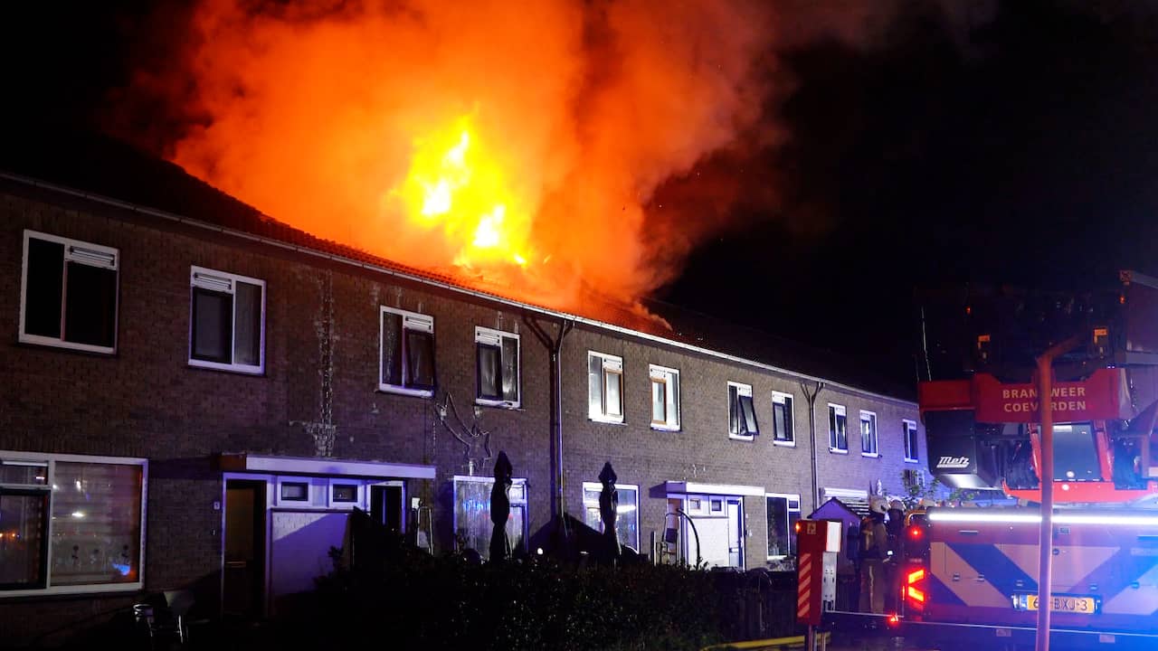 Vlammen slaan uit woning in Coevorden, woonblok ontruimd | NU.nl
