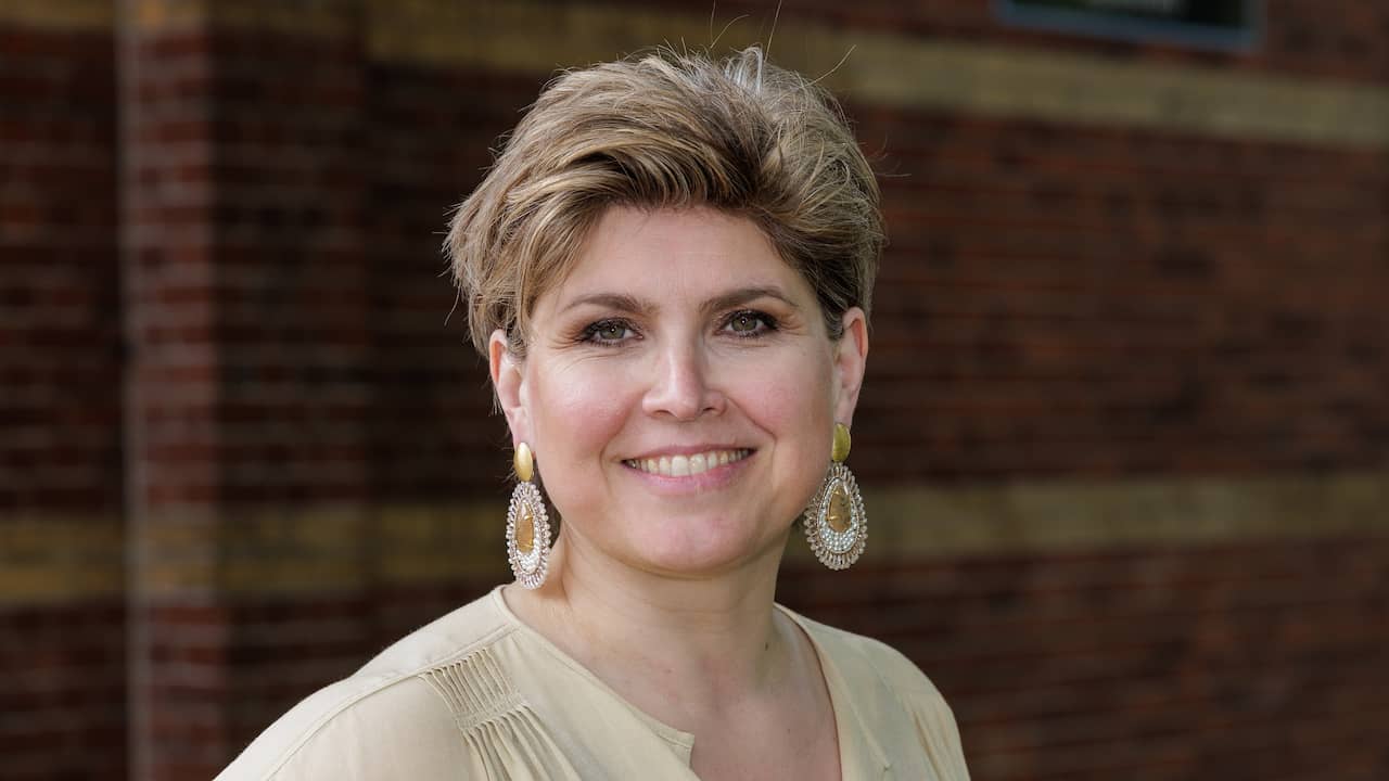 Tv-recensente Angela de Jong bundelt columns in boek | Boek & Cultuur ...