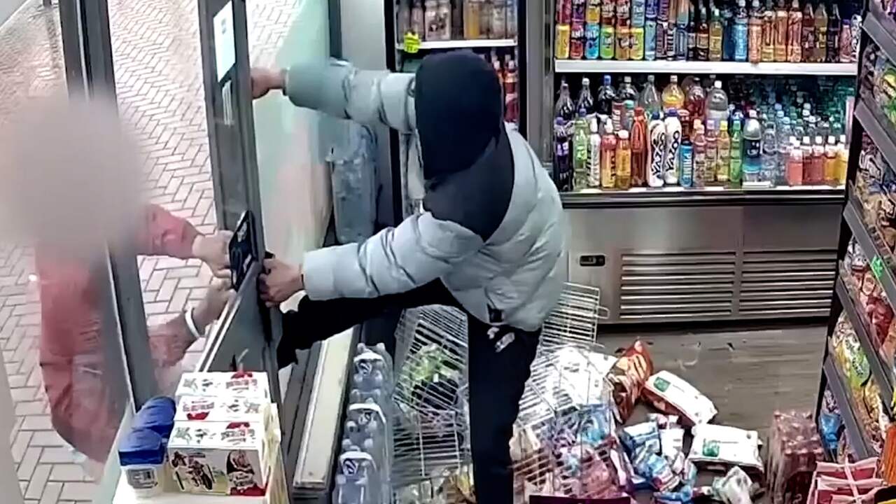 Britse winkelier sluit overvallers op in eigen winkel | NU.nl