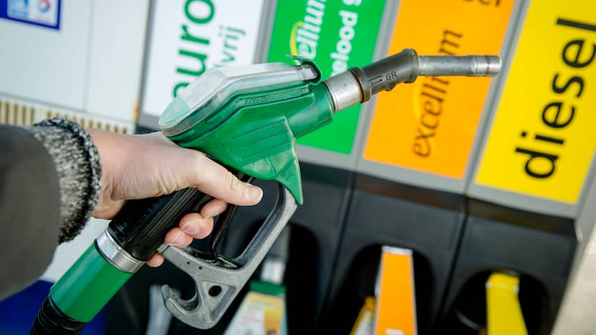 Lachen vergaat je bij de pomp: benzine en diesel vanaf 2026 alsnog ...