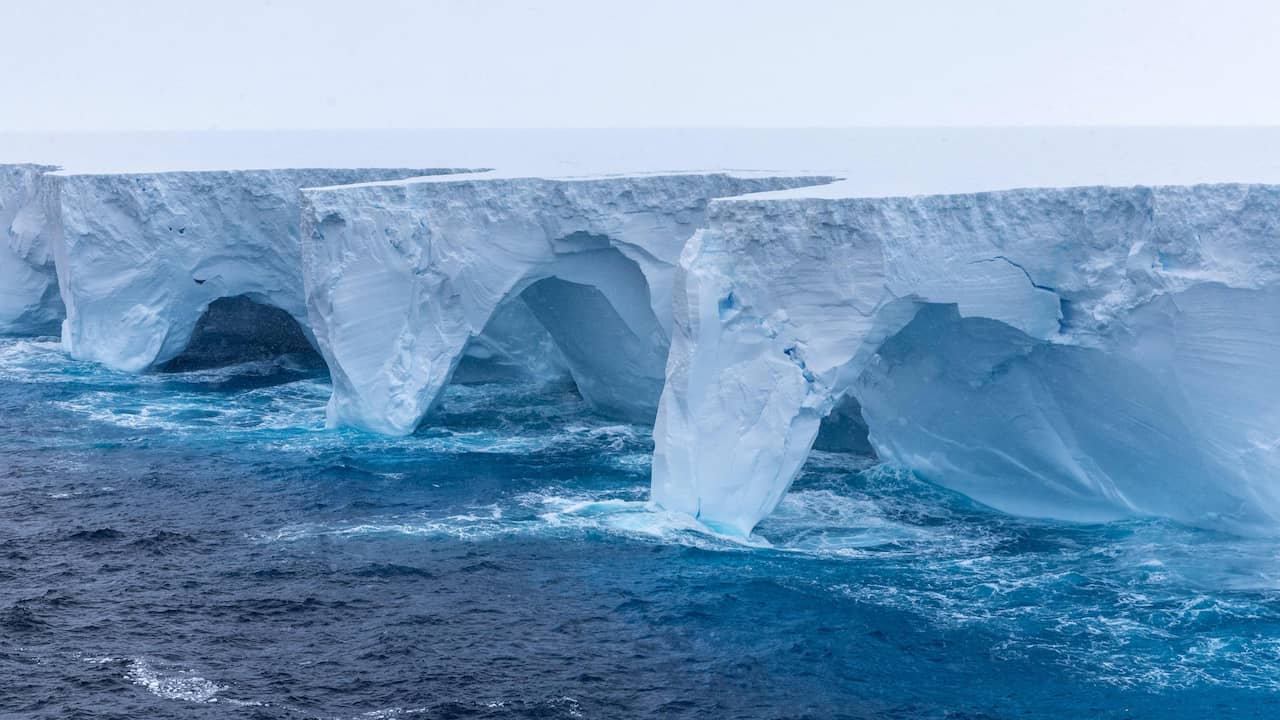 Grootste ijsberg ter wereld drijft weg van Antarctica | Buitenland | NU.nl