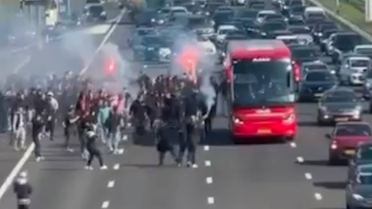 Ajax-fans zwaaien spelersbus uit op snelweg richting Rotterdam | NU.nl