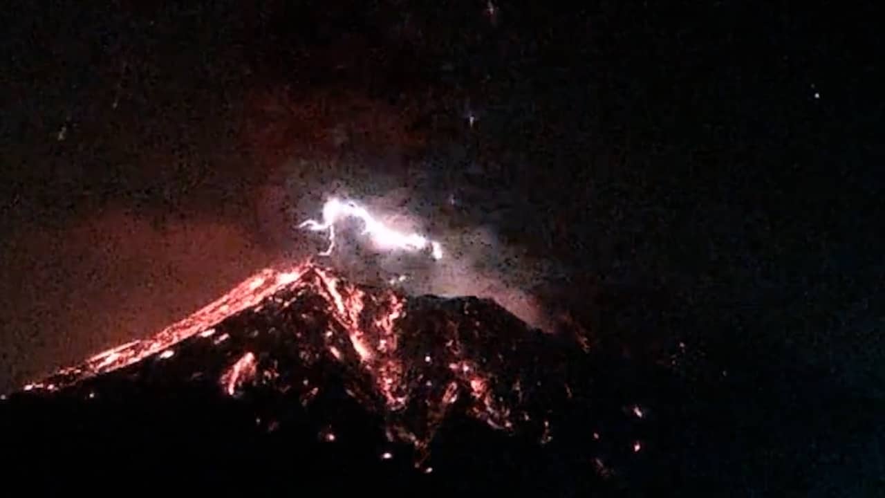 Vulkaanuitbarsting veroorzaakt spectaculaire bliksem in Japan | NU.nl