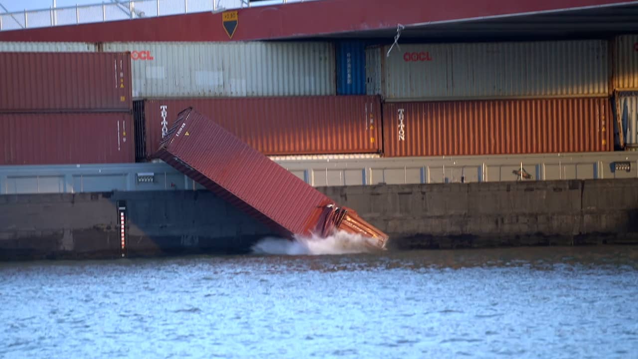 Container valt van schip na aanvaring met Willemsbrug in Rotterdam | NU.nl