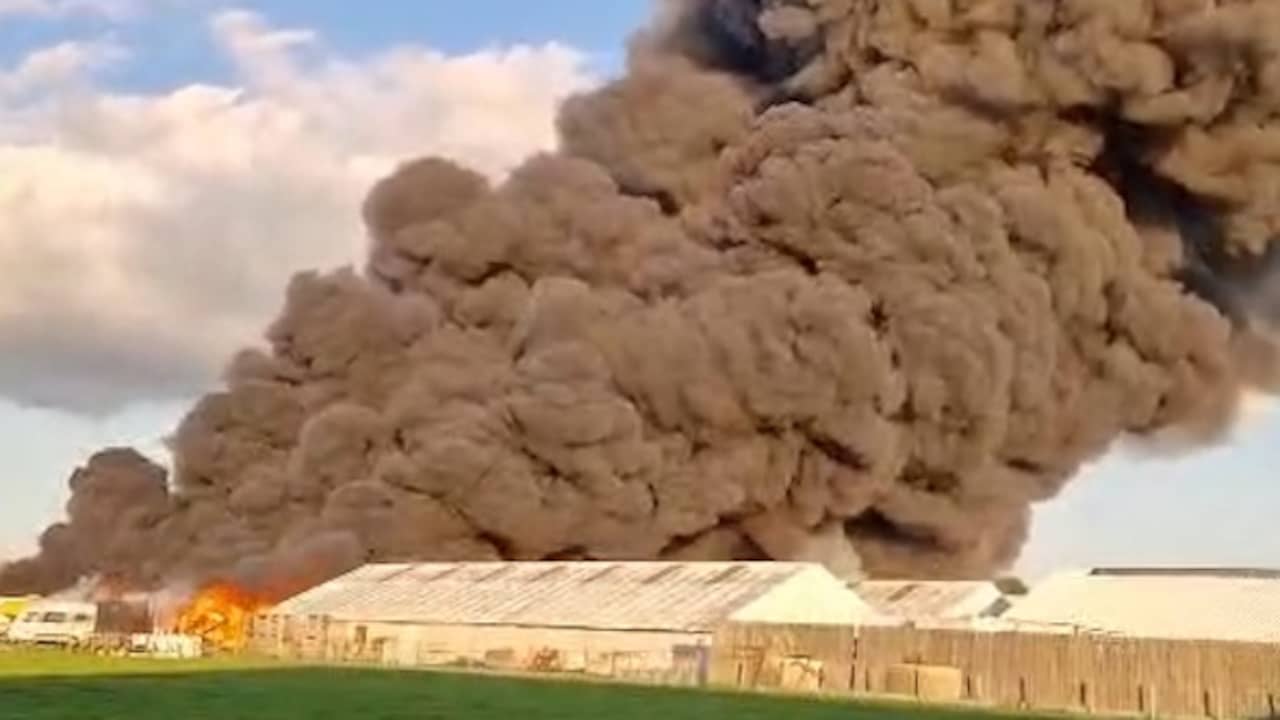 Enorme rookwolk door grote brand bij caravanopslag Aalsmeer | NU.nl