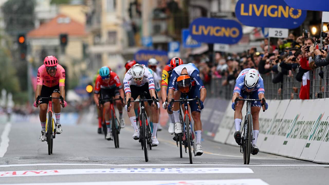 Van der Poel offert zich op in Milaan-San Remo en helpt Philipsen aan ...