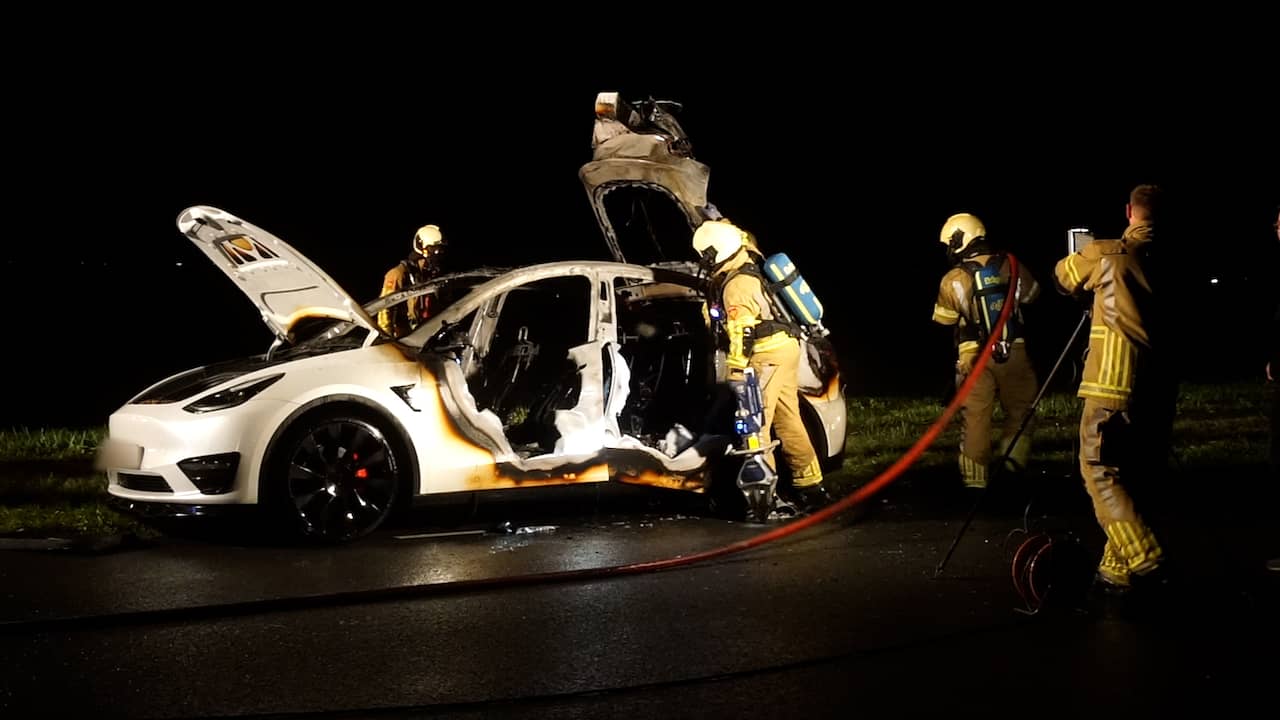 Tesla vat vlam en brandt uit bij Nijkerk | NU.nl