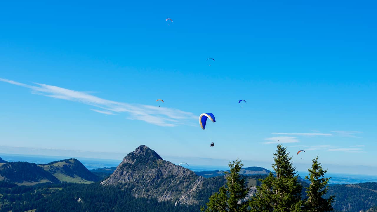 Vliegtuigje raakt parachute in Oostenrijk, paraglider overleeft ...