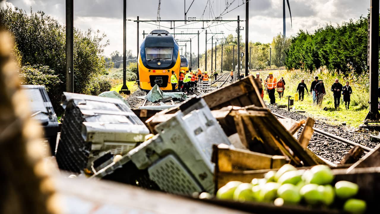Trein ontspoord na botsing met vrachtwagen, vijf personen lichtgewond ...