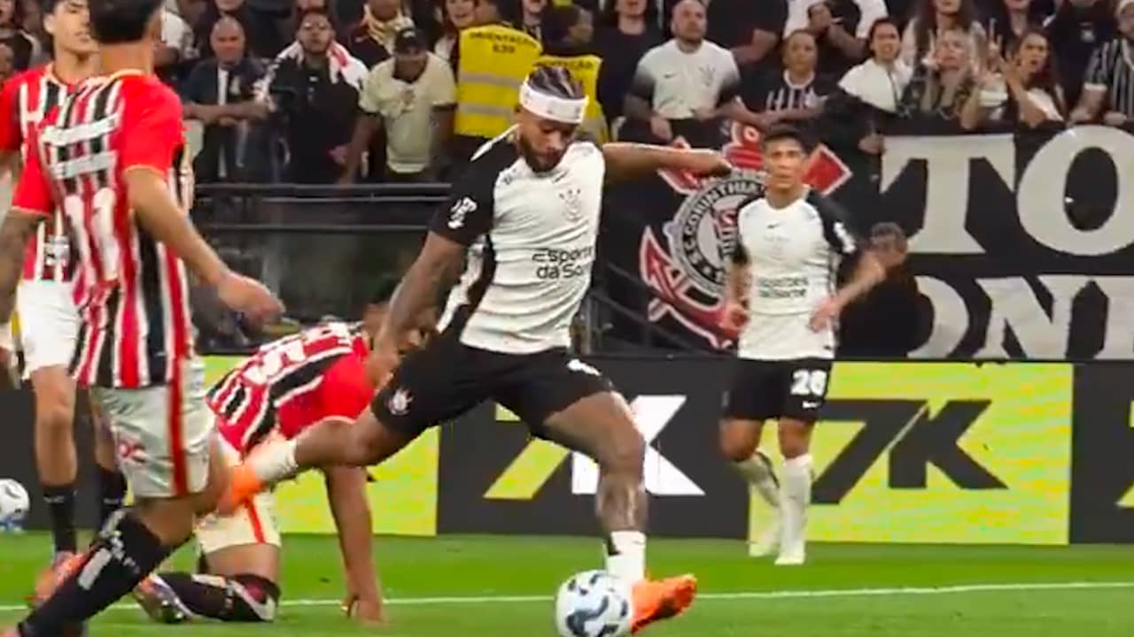 Memphis deelt fraaie panna uit en scoort voor Corinthians | NU.nl