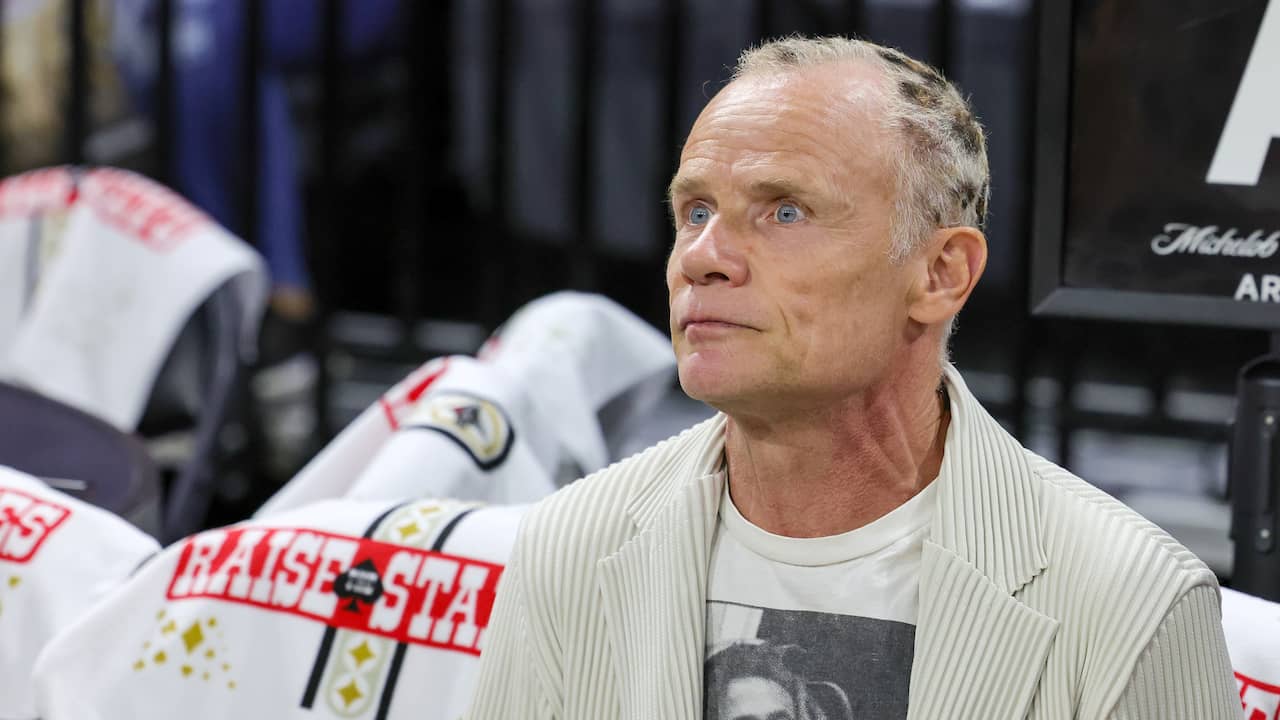 Red Hot Chili Peppers-bassist Flea brengt in maart soloalbum uit ...