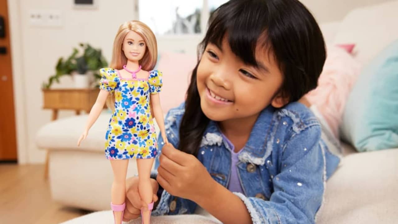 Nieuwe Barbie heeft syndroom van Down en moet stigmatisering tegengaan ...