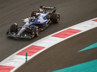 Verstappen maakt in nat Barcelona eerste kilometers met nieuwe auto ...