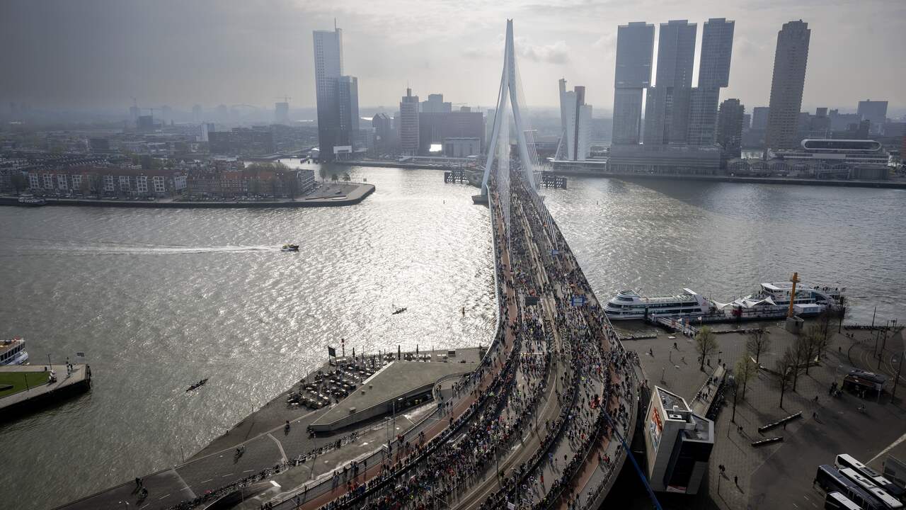 Duizenden lopen onder toeziend oog Schoof marathon van Rotterdam ...