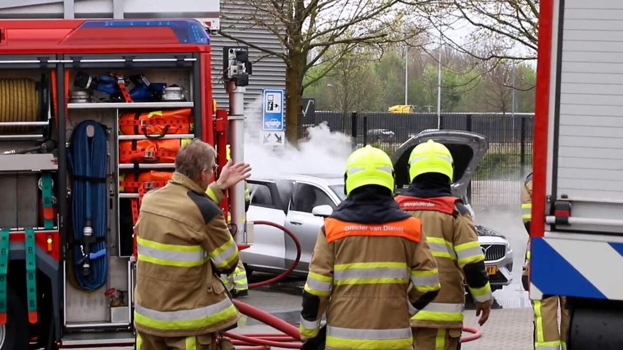 Elektrische auto in Tiel laat zich niet blussen | NU.nl