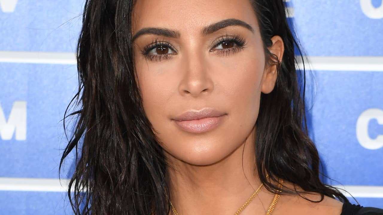 Kim Kardashian beroofd van sieraden door gewapende mannen | Achterklap ...