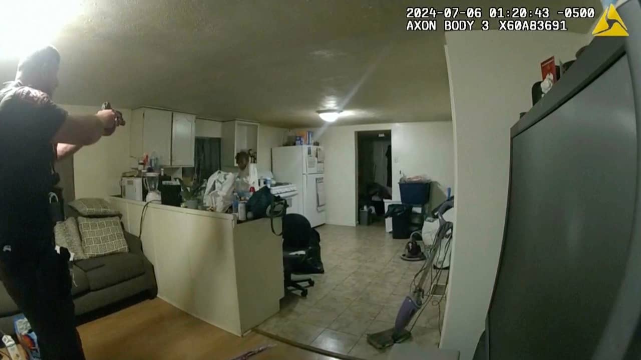 Amerikaanse hulpsheriff die zwarte vrouw in huis doodschoot krijgt ...