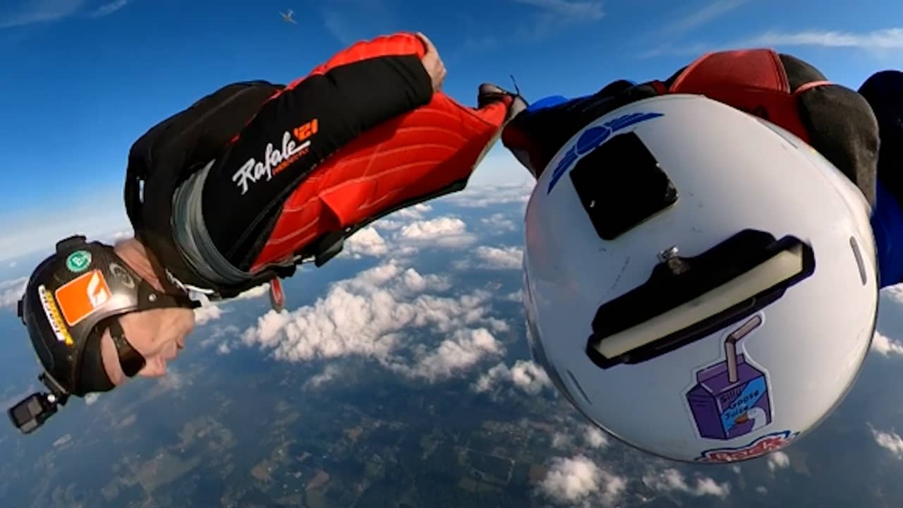 Wingsuitvlieger raakt bewusteloos na botsing in de lucht | NU.nl