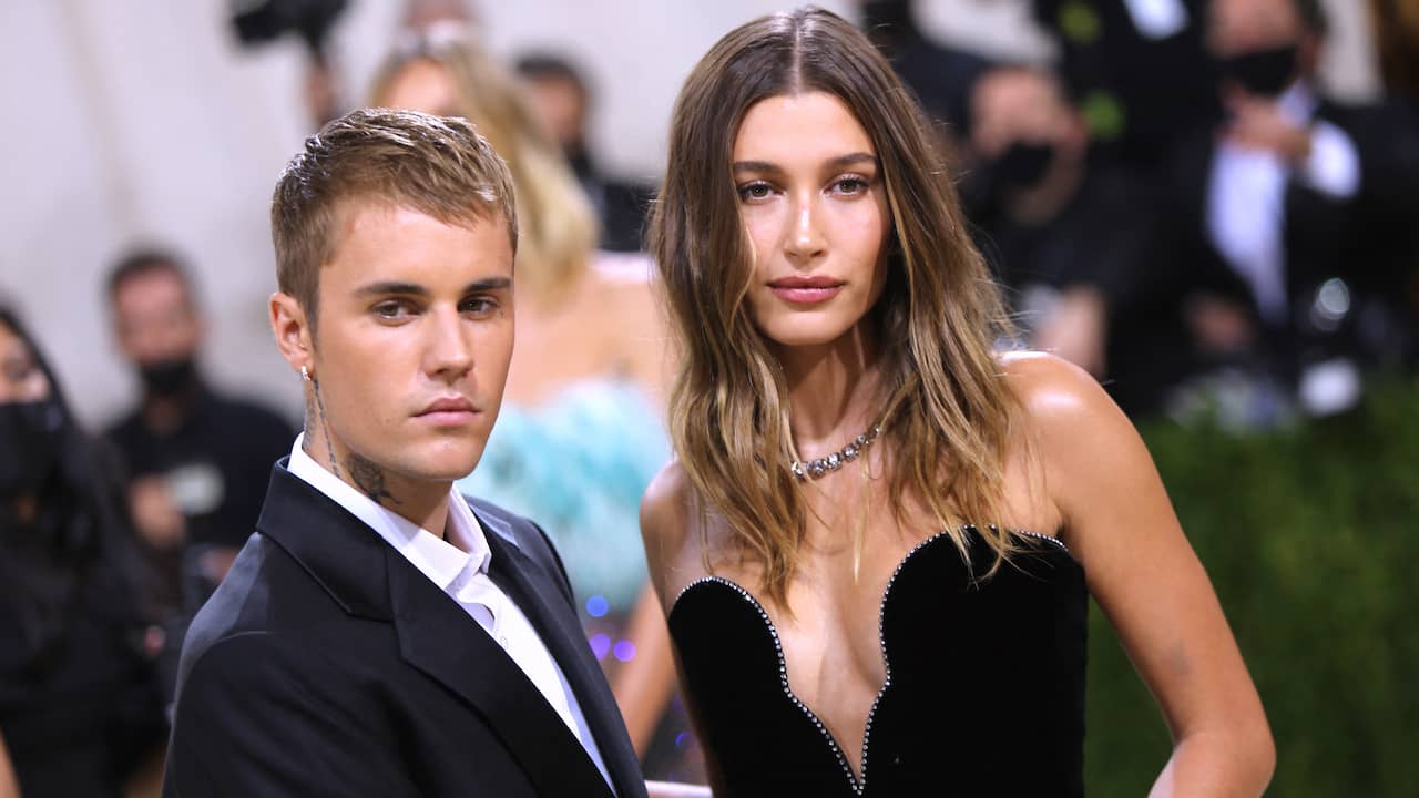 Justin Bieber vist met zijn vrouw Hailey - NU.nl
