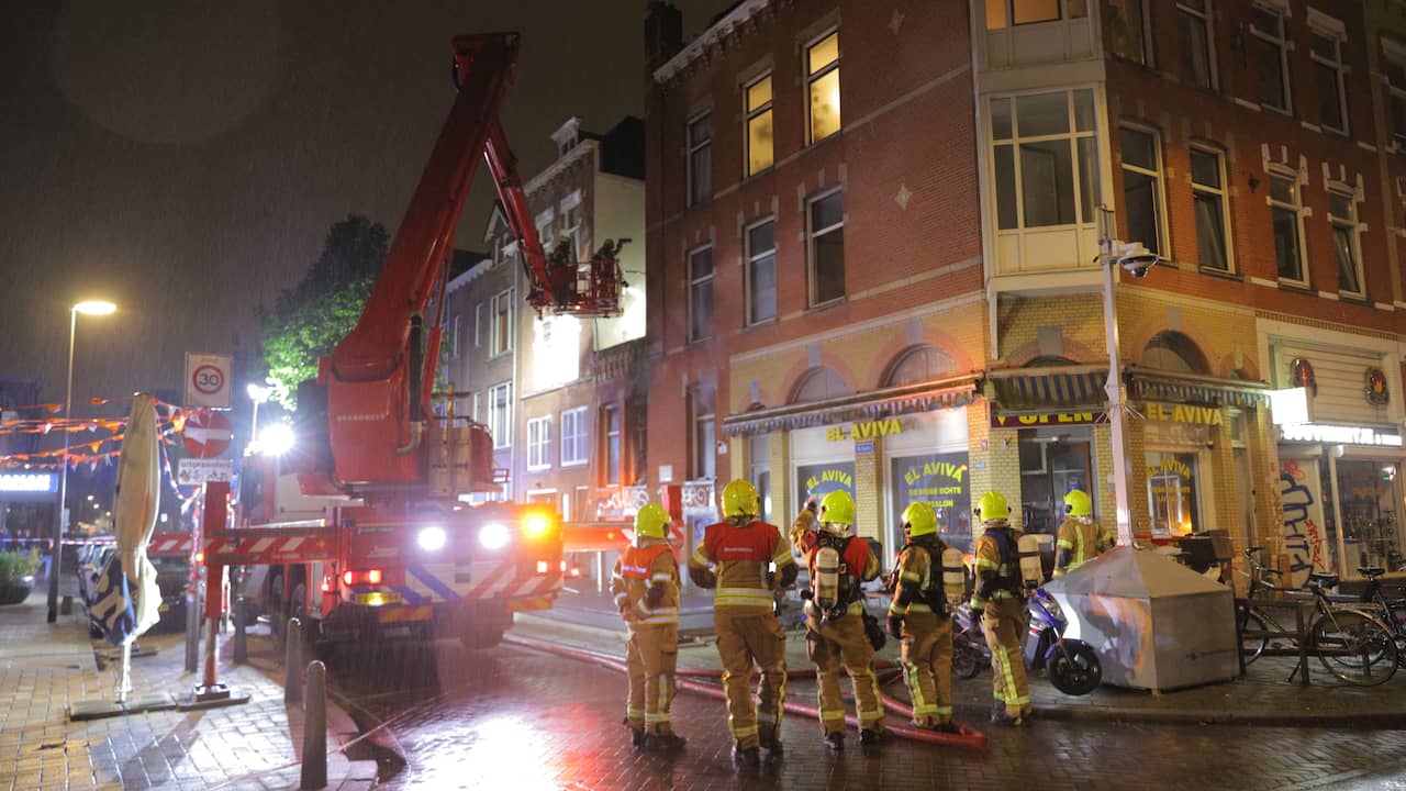 Rotterdamse shoarmazaak die de kapsalon bedacht is uitgebrand ...