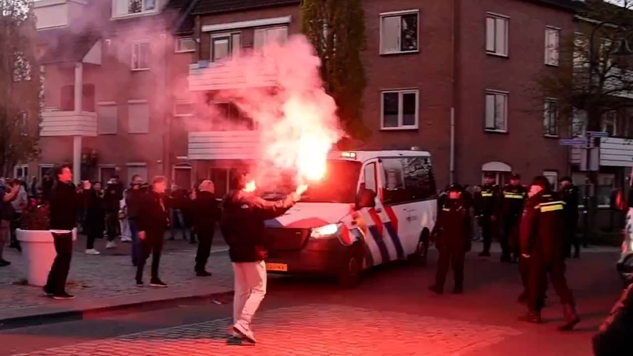Man richt fakkel naar politie bij azc-demonstratie in Uden | NU.nl