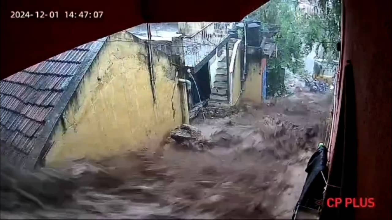 Dodelijke modderstroom raast door Indiase straten | NU.nl