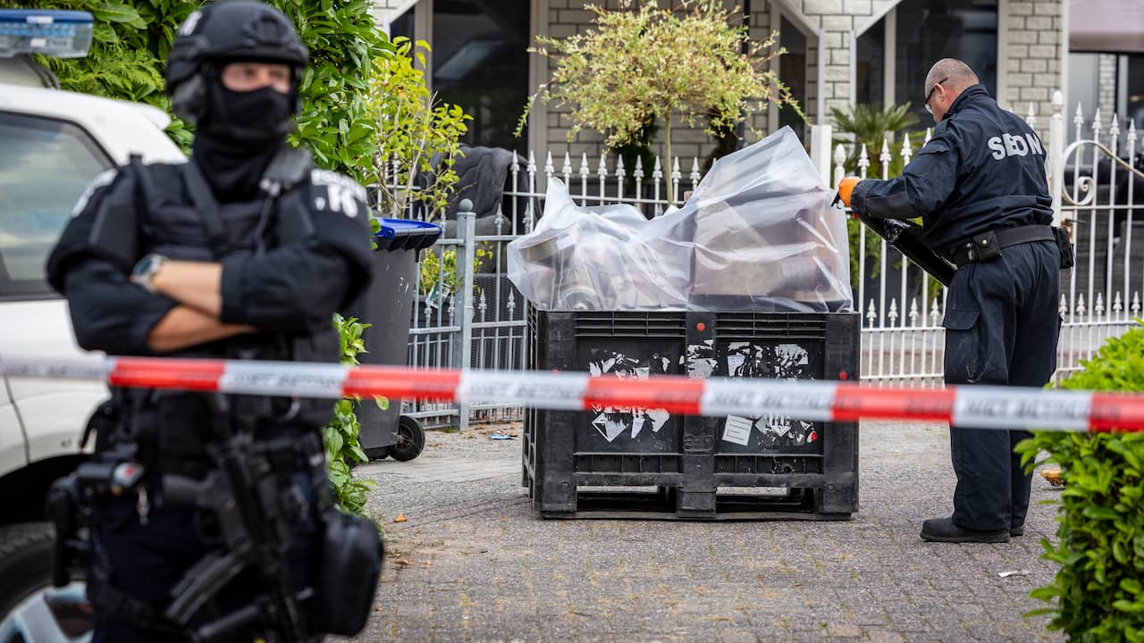 Politie pakt negen mensen op voor op grote schaal maken van en handelen ...