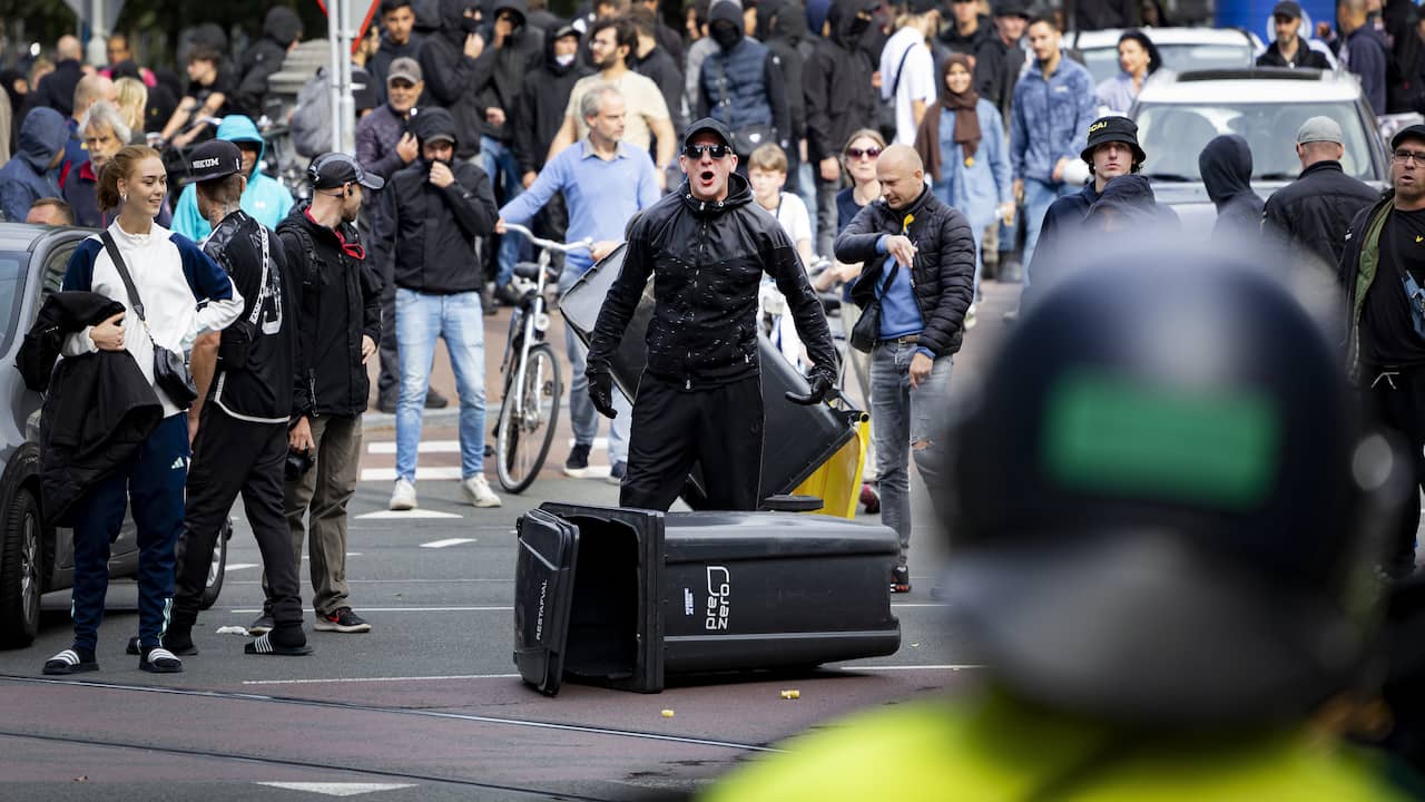 Deel van Ajax-supporters zit nog vast na rellen bij protest in ...