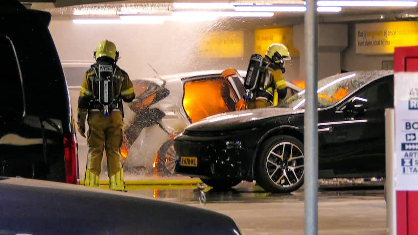 Elektrische auto blussen lastig voor brandweer: 'Verbieden in garages ...
