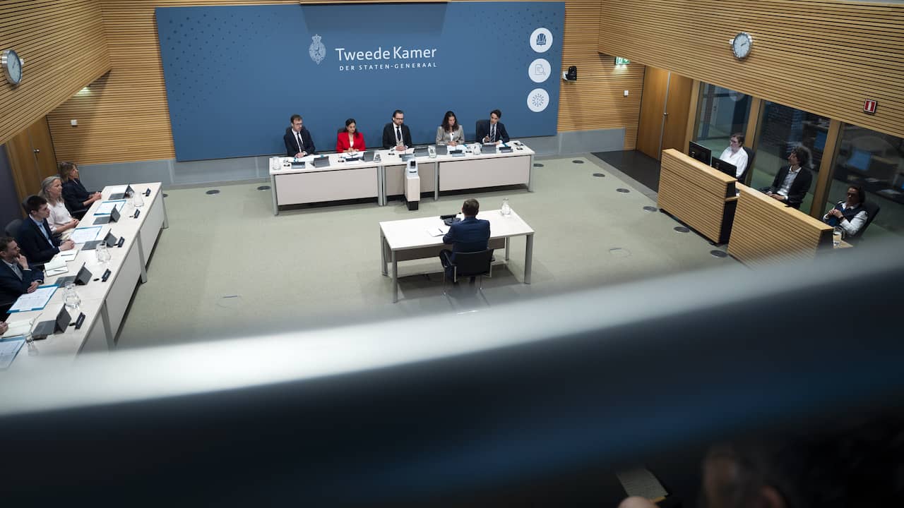 Live | Oud-minister Bruins: 'Regelen beschermingsmiddelen was zoektocht ...