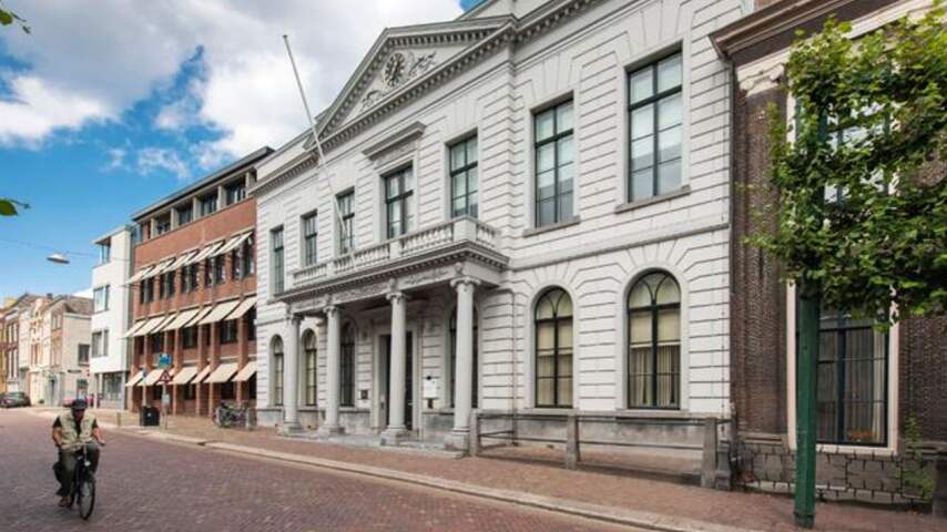 Acht jaar cel en tbs voor man die zijn vrouw wurgde omdat ze wilde scheiden | Binnenland | NU.nl